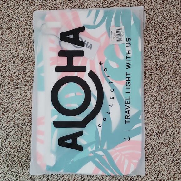 ALOHA Collection | Accessories | Nwt Aloha Collection Mid Pouch Tropics ...